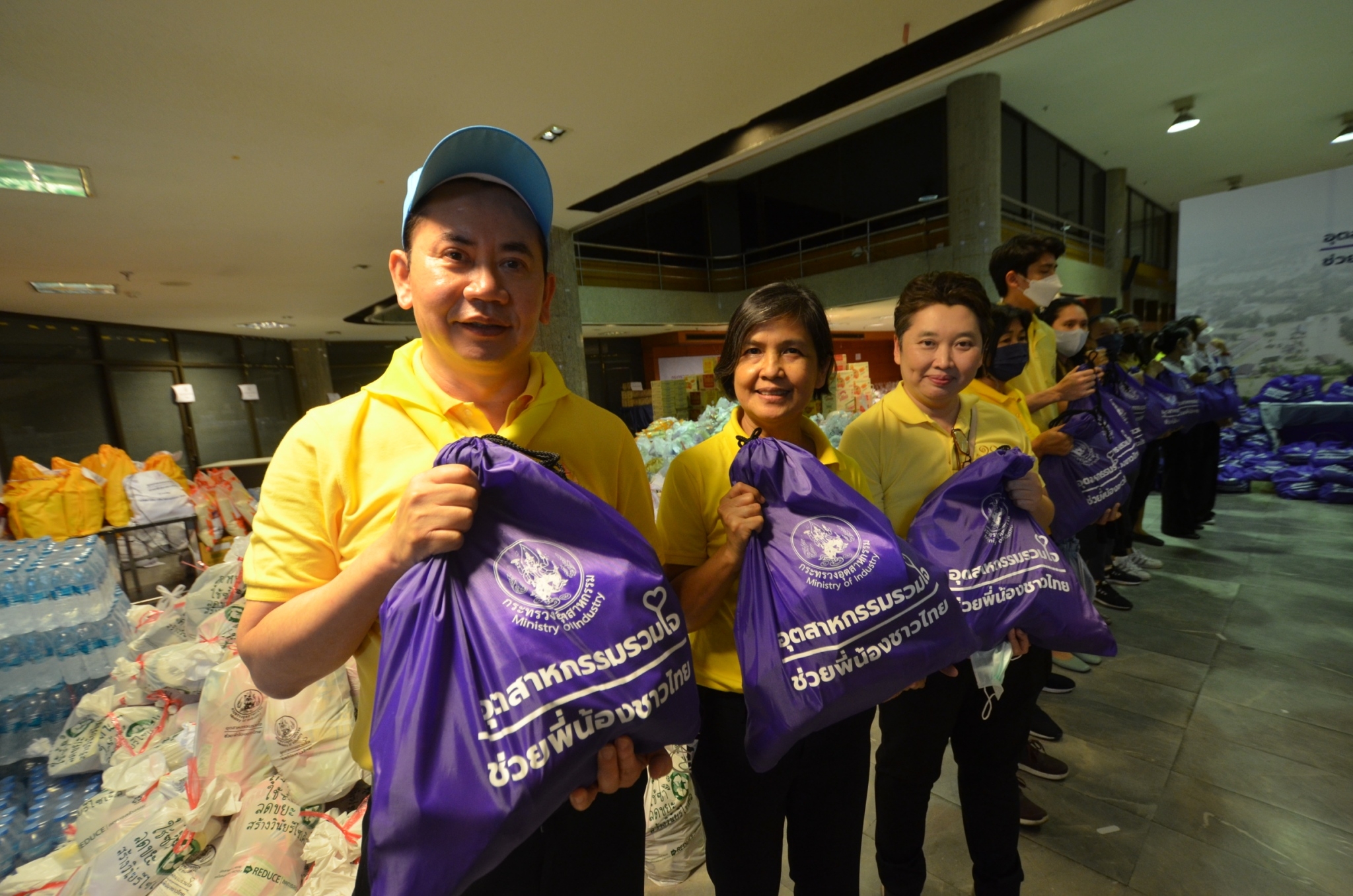 สถาบันฯสิ่งทอ ร่วมปล่อยขบวนคาราวานมอบสิ่งของช่วยเหลือผู้ประสบภัยน้ำท่วม ...